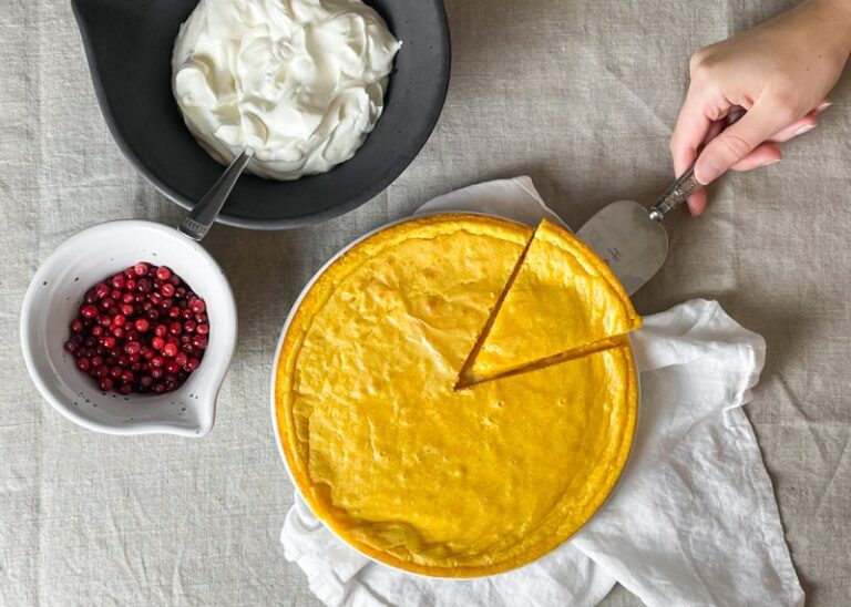 Saffranskladdkaka (Kladdig och Smakrik) - Tinis Kitchen